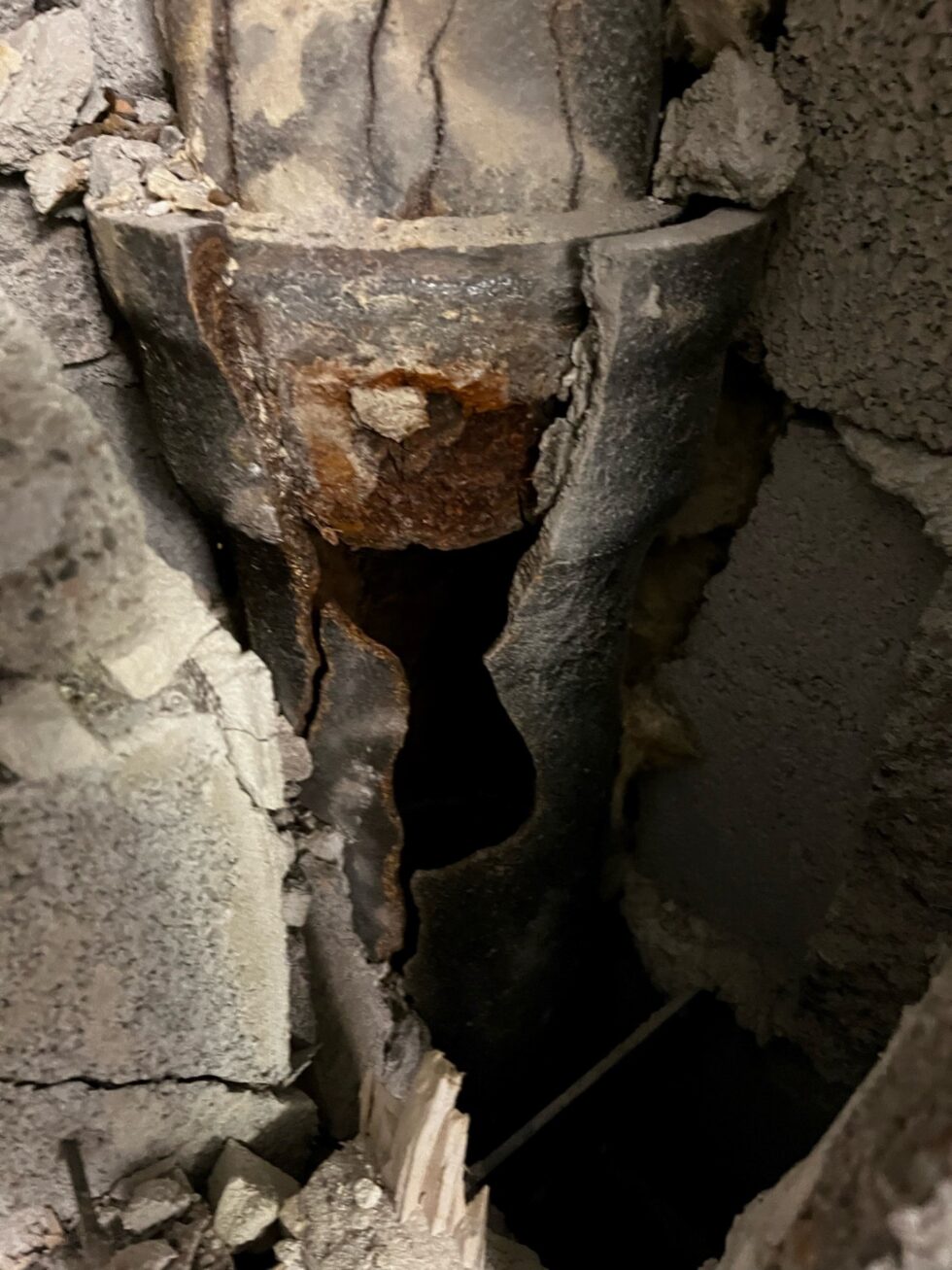 Cast Iron Pipe Repair - Expert Trenchless Pipe Lining By Blue Works Company